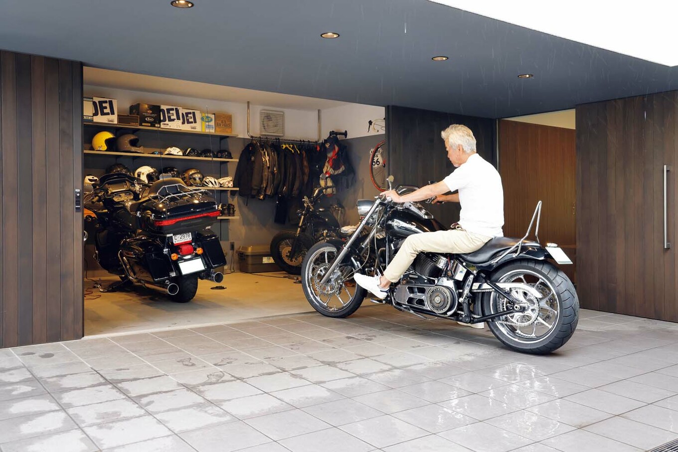 [写真](1ページ目)フェラーリがリビングにある平屋住宅。ガレージには、クルマ8台＆バイク5台 | ESSEonline（エッセ オンライン）