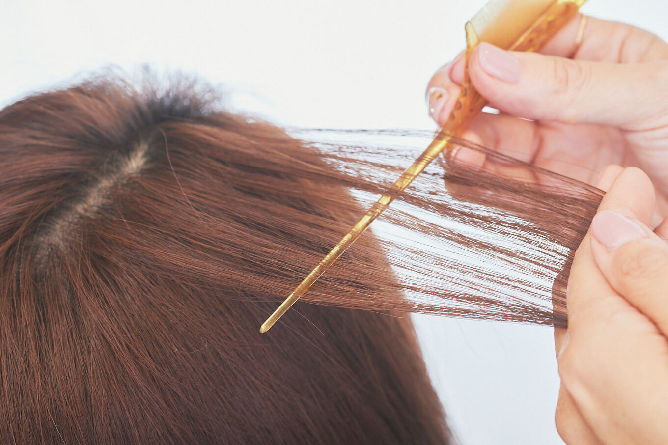 [写真](1ページ目)40代50代、気になる白髪を隠すための4つの方法。話題の「脱白髪染め」＆「白髪ぼかし」とは？ | ESSEonline（エッセ オンライン）