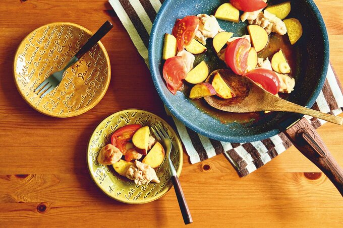 [写真](1ページ目)フライパンに材料を並べて蒸すだけ。だれでもつくれる「鶏モモ肉と野菜の蒸し」レシピ | ESSEonline（エッセ オンライン）