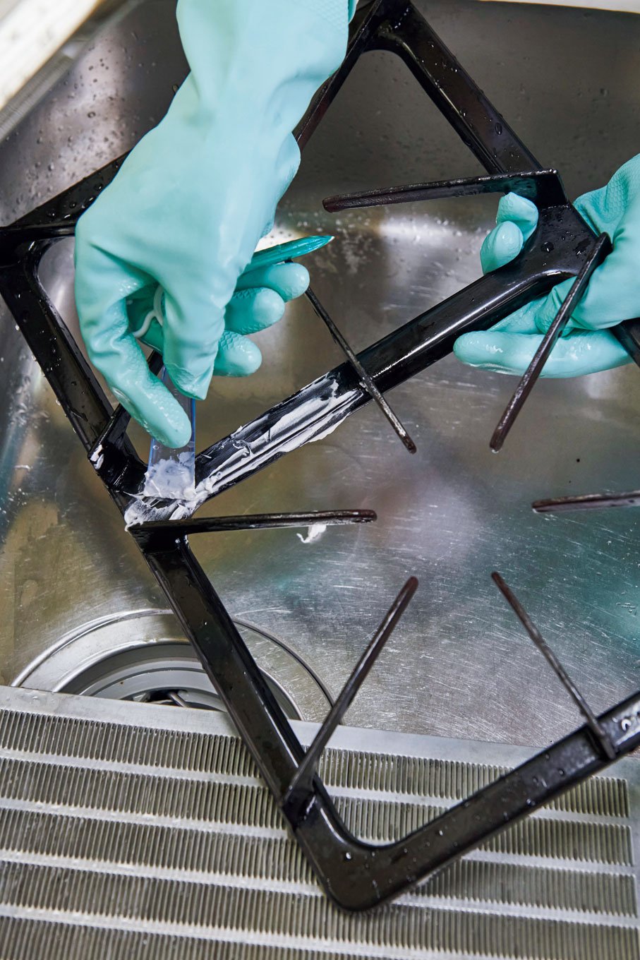 [写真](1ページ目)温める、つける、削るの3ステップ。キッチンのガンコな油汚れがおもしろいほど落ちる！ | ESSEonline（エッセ オンライン）