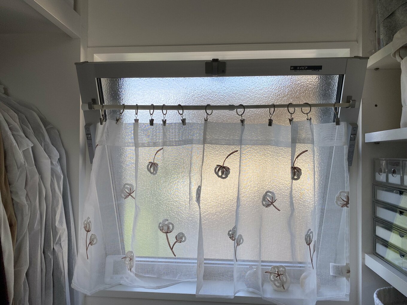 [写真](1ページ目)100円グッズ2つで解決。「小窓」につける目隠しカーテンの裏ワザ | ESSEonline（エッセ オンライン）