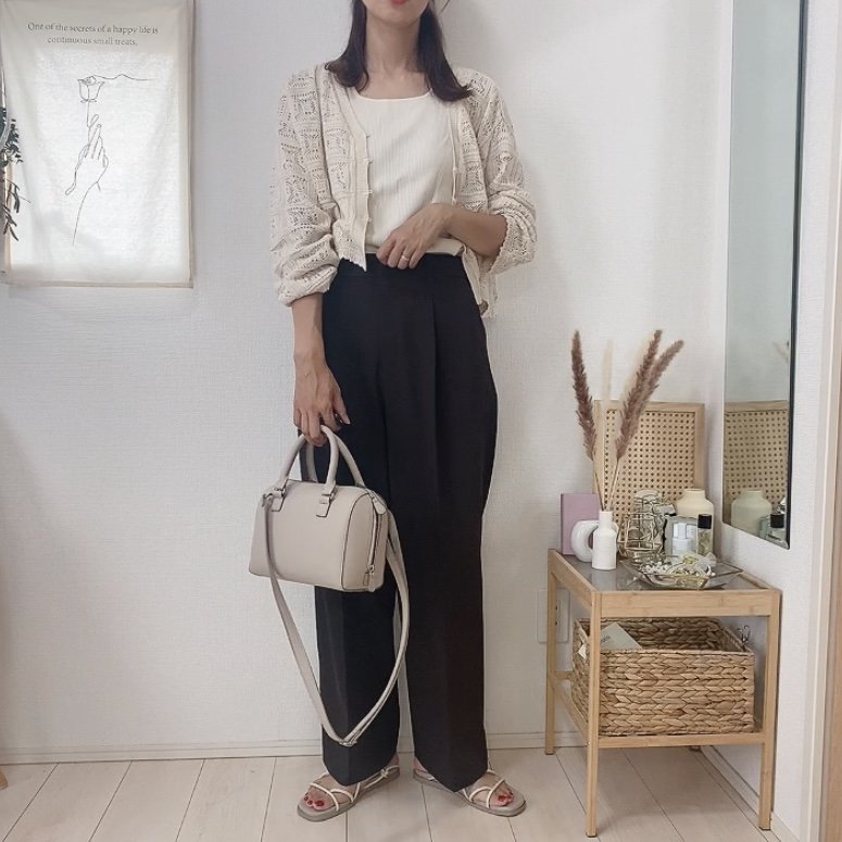 [写真](1ページ目)40代、30代におすすめユニクロ新作！SNSでバズり中の3990円ワイドパンツ | ESSEonline（エッセ オンライン）