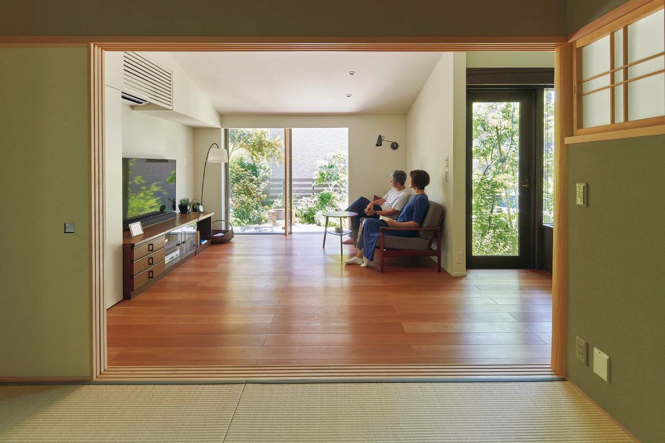 [写真](1ページ目)シニア世代が建てたこだわりの平屋「今日、庭でなにしようかな？」 | ESSEonline（エッセ オンライン）